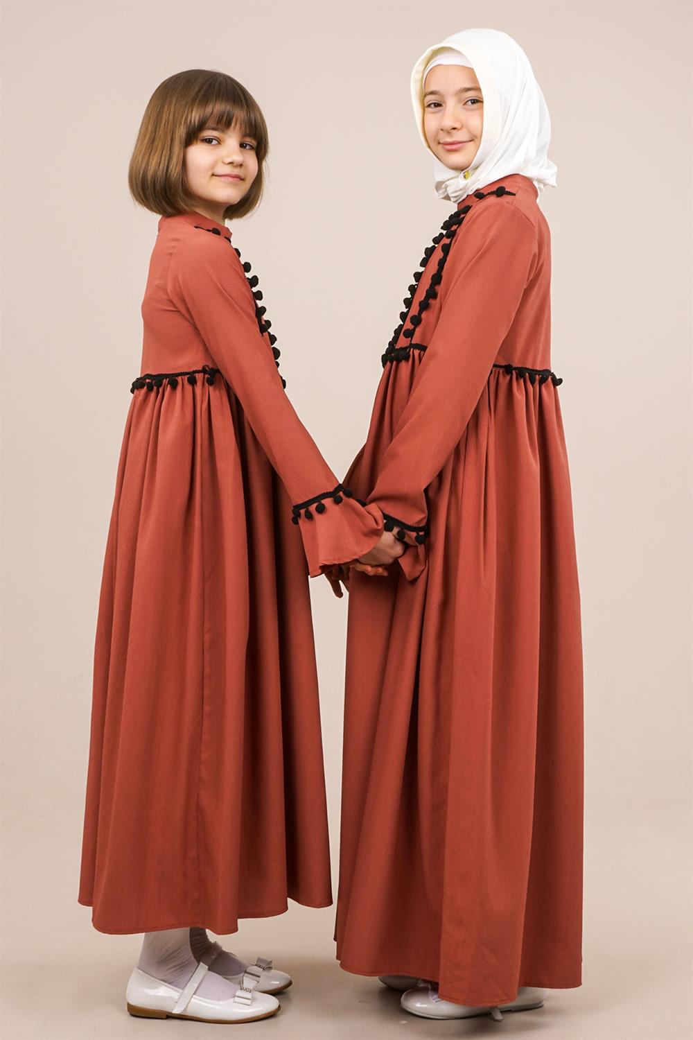 Genç Kız Yakası ve Kolları Ponpon Detaylı Elbise Gül Kurusu – Justyol