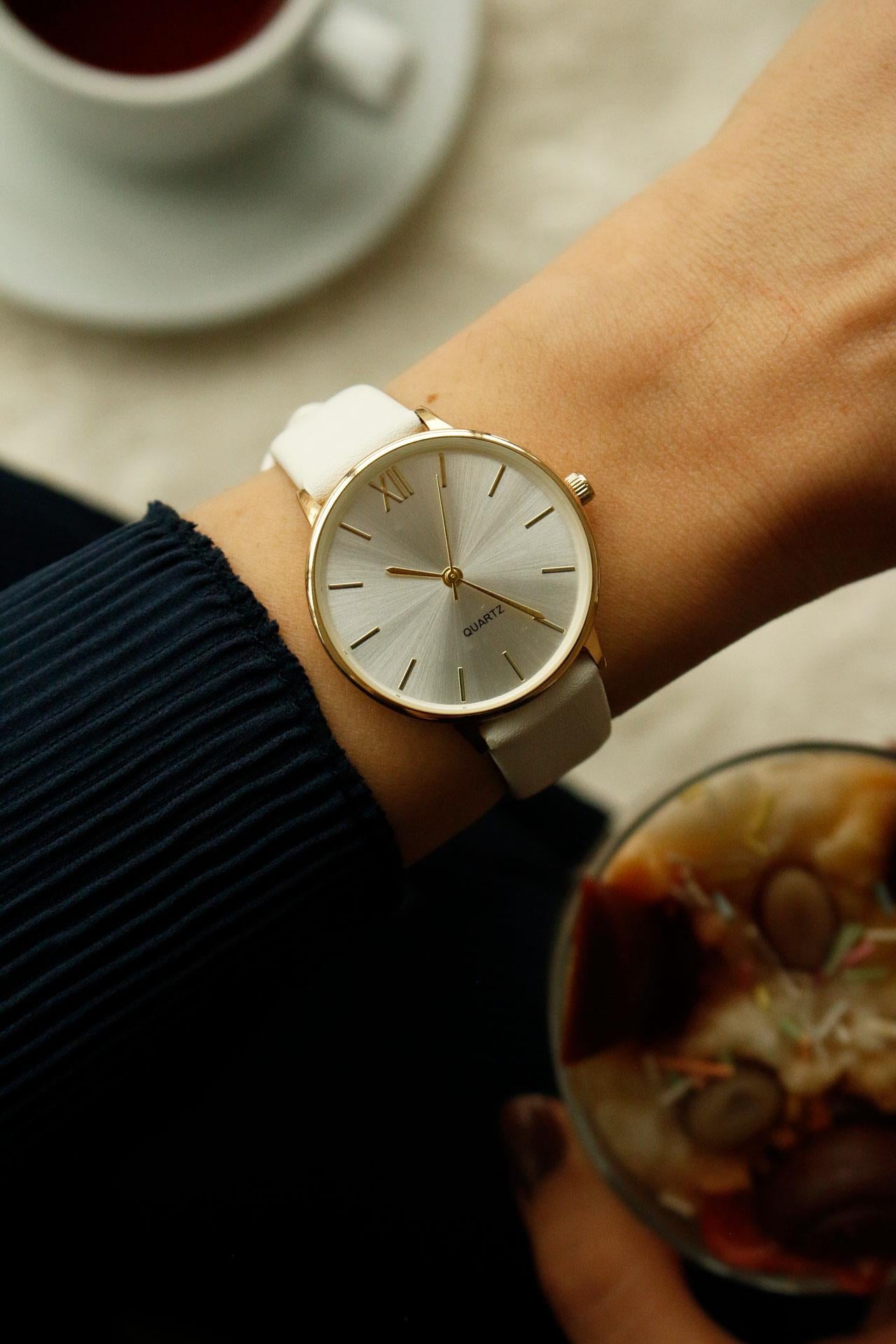 Montre Lizzy en cuir blanc avec cadre doré et cadran blanc – Justyol